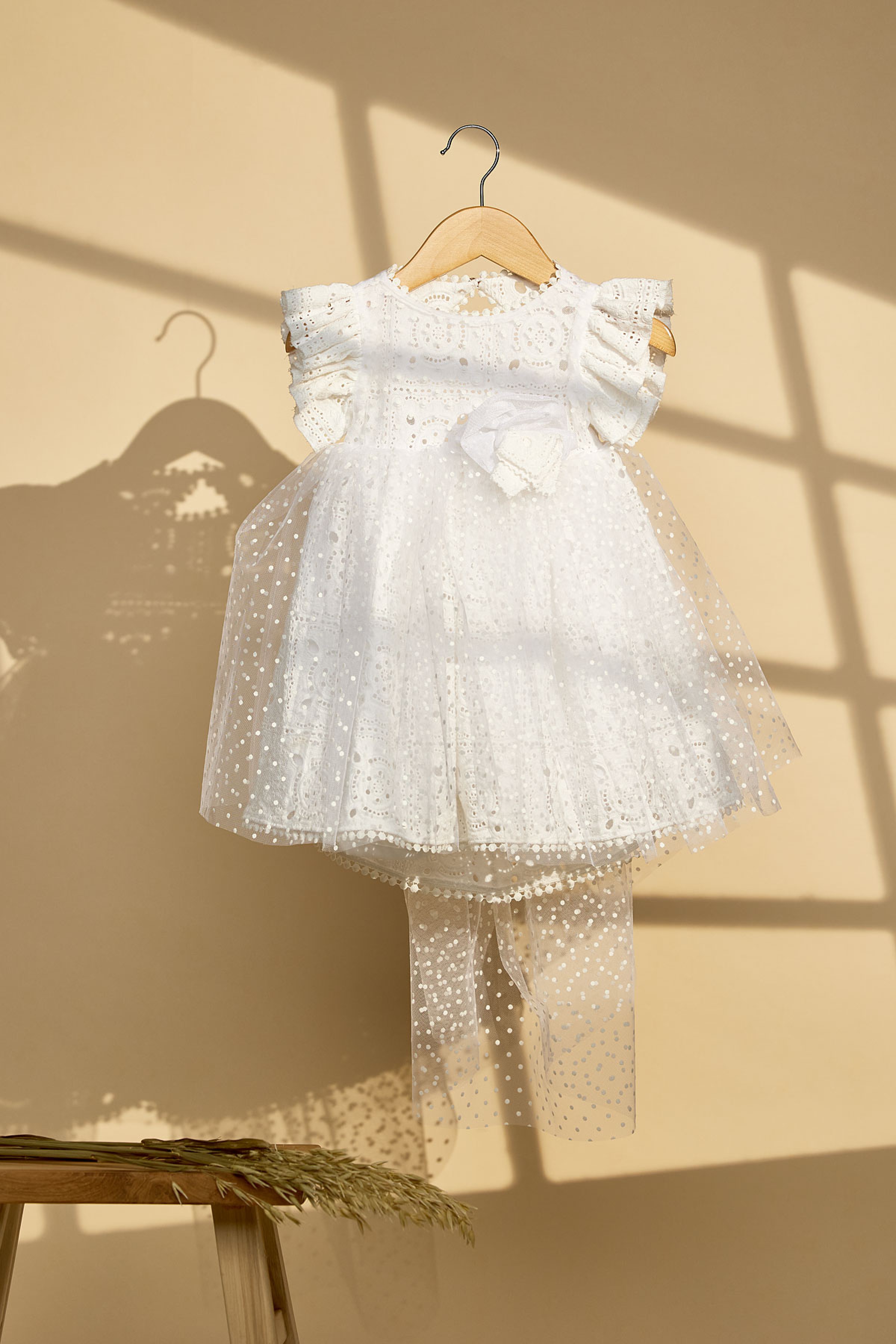 Λευκο-βαπτιστικο-φορεμα-πουα-και-δαντελα-με-τετραγωνα