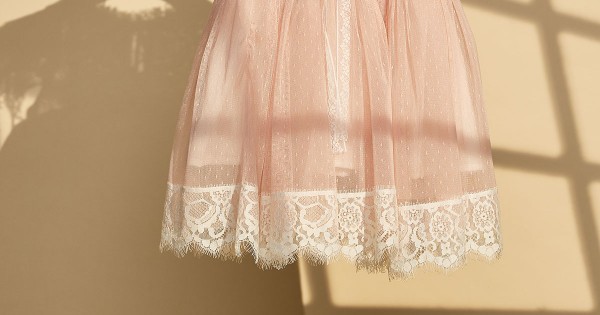 Σαπιο-μηλο-βαπτιστικο-φορεμα-με-εκρου-δαντελα-και-σαπιο-μηλο-φτερα